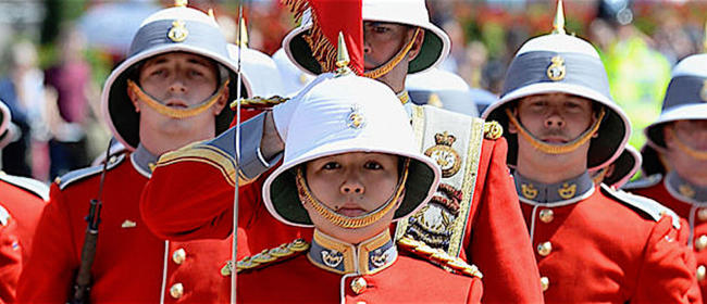 Per la prima volta una donna a capo della famosa Guardia reale inglese ...
