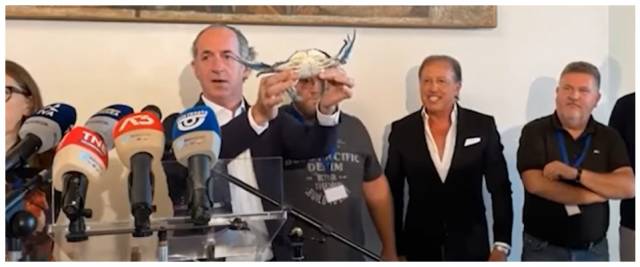 Zaia show, porta in conferenza stampa il granchio blu: "Ci preoccupa ...