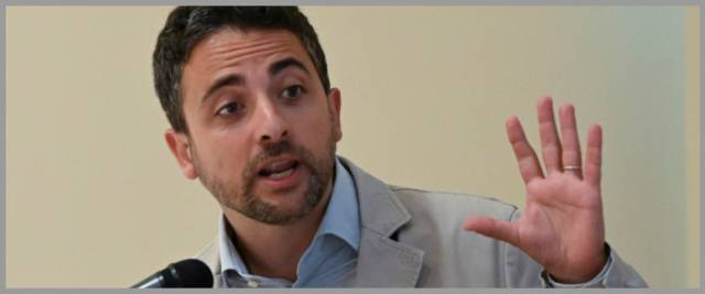 Furfaro (Pd) allenta i freni inibitori: "Il governo ti piscia in testa ...