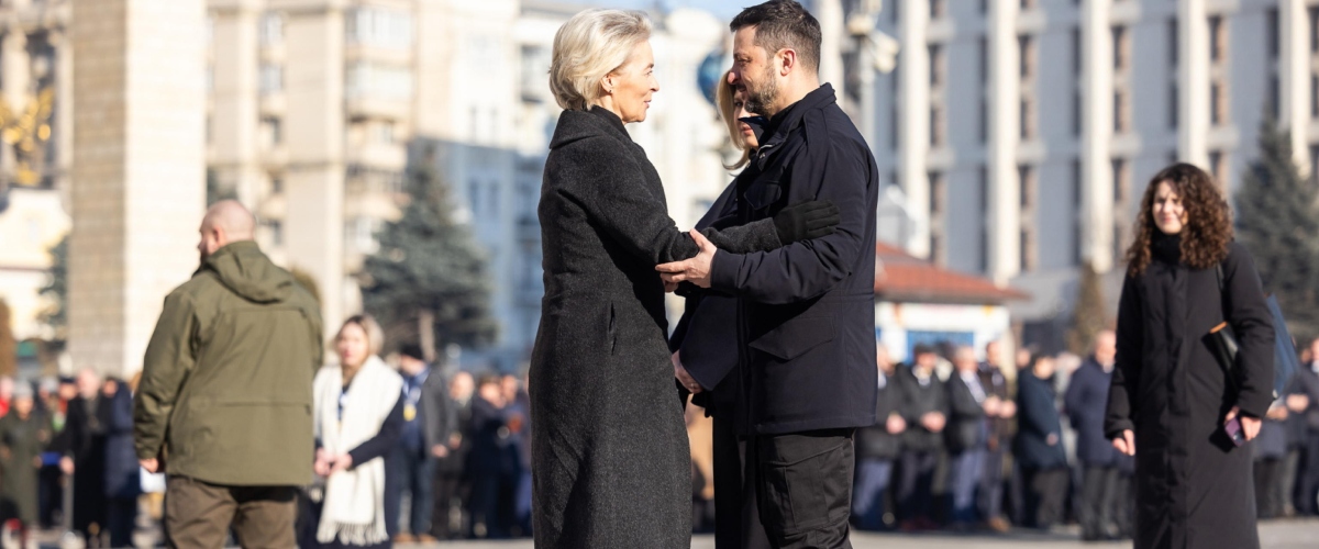 Von der Leyen a Kiev tra tributo e sostegno: "L'Ucraina parte della famiglia europea". Eppure 5 ...