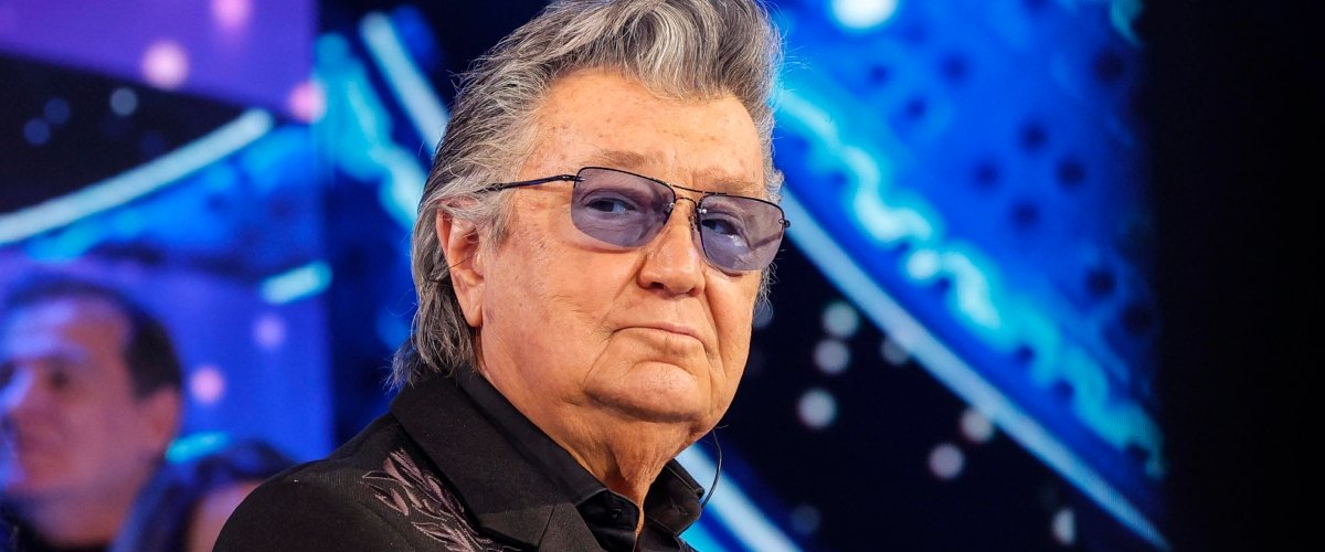 Paura per Bobby Solo: s'accascia sul palco davanti ai fan. Poi ...