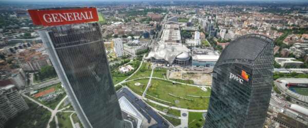 Allarme a Milano: rischia di crollare l'insegna di Generali sul ...